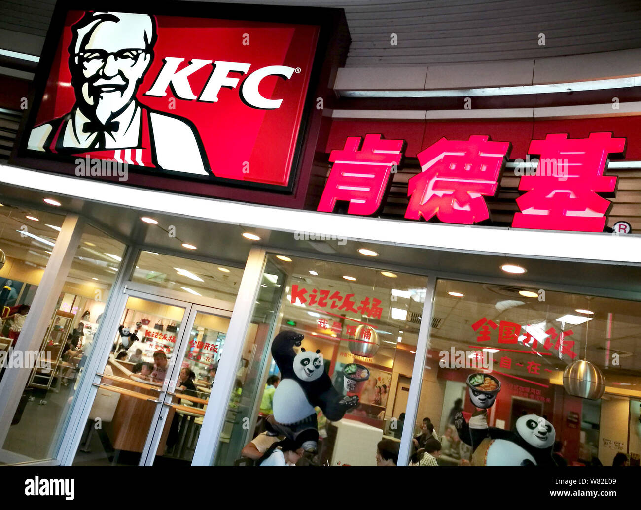 --FILE--Chinese customers eat food at a fastfood restaurant of KFC of ...