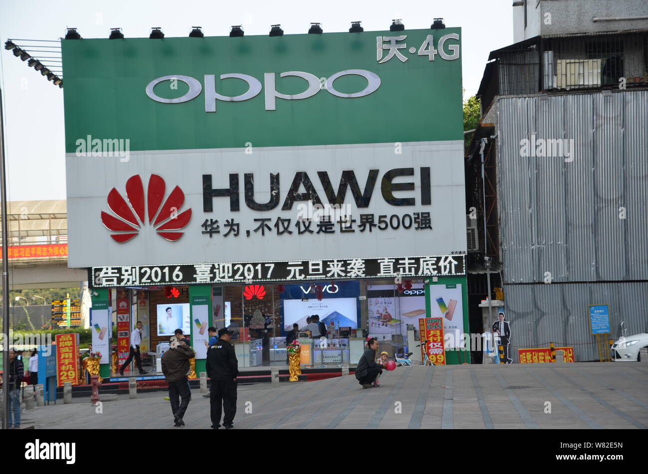 Huawei advertisements hi-res stock photography and images - Alamy