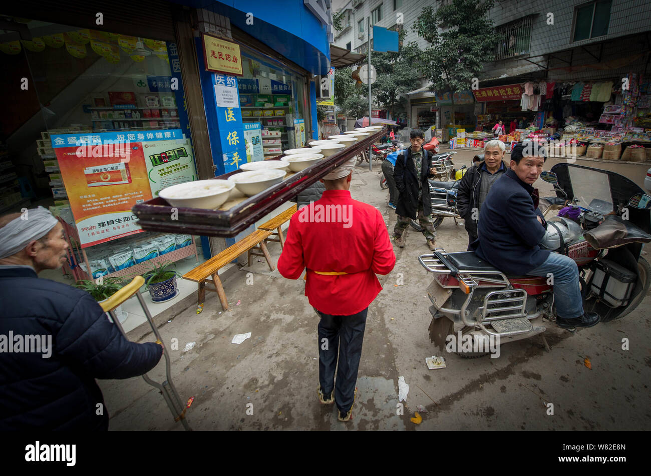 Chinese craftsman Yang Guangxiang uses his head to uphold a two-meter ...