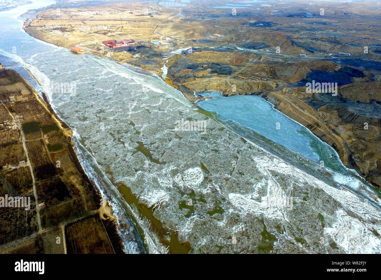 View of floating ice on the Ningxia section of the Yellow River in ...