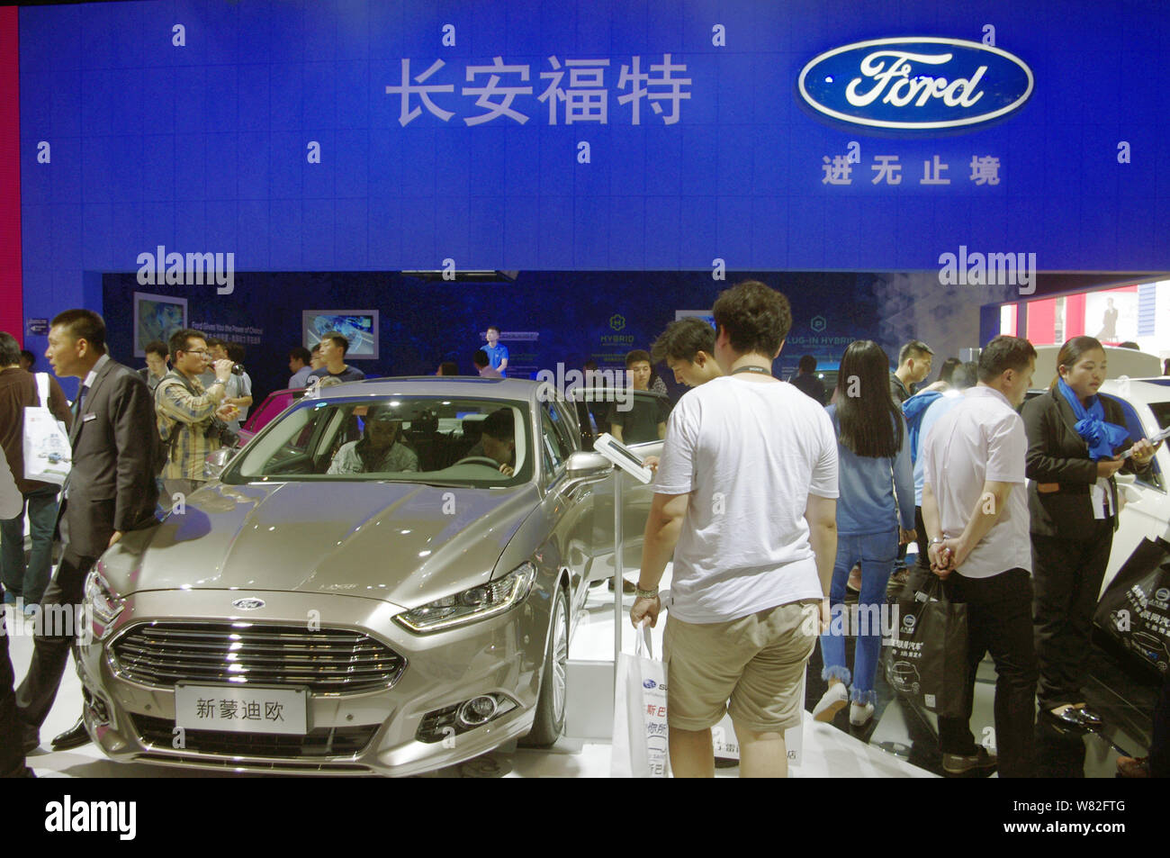 --FILE--Visitors crowd the stands of Ford during the 14th Beijing ...