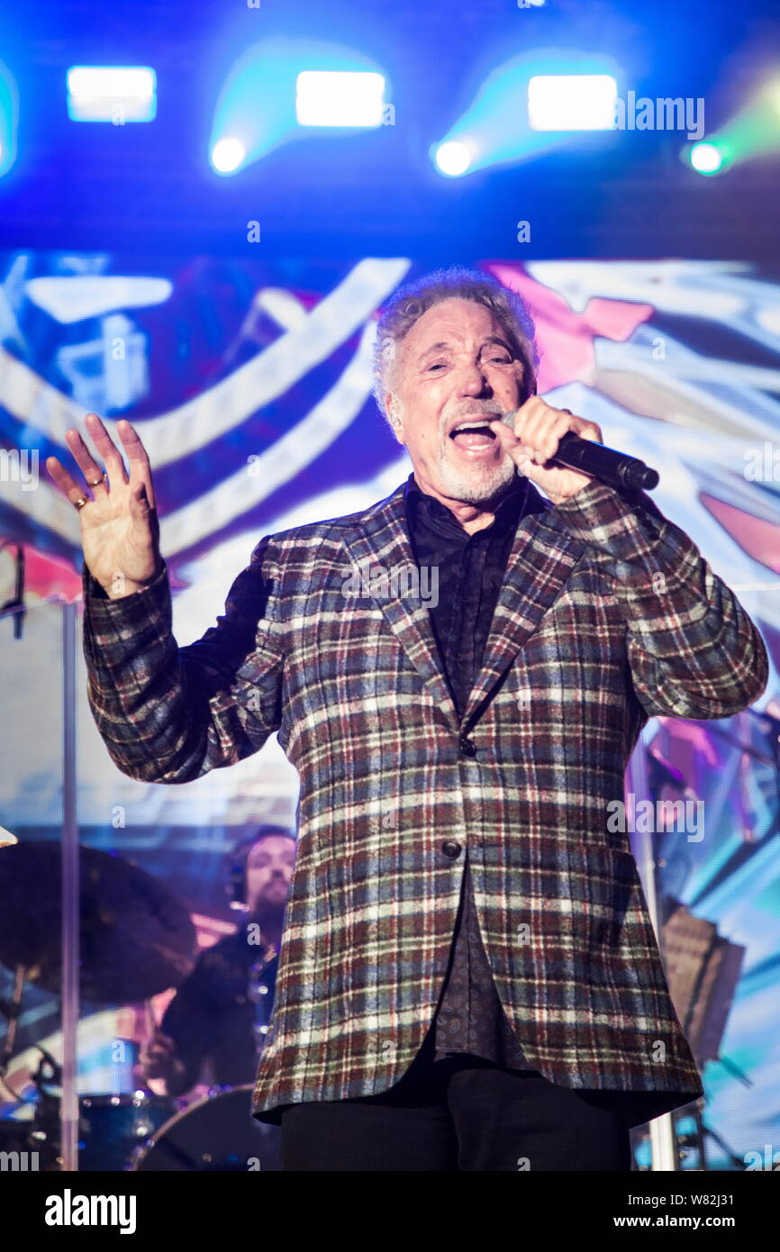 Welsh Singer Tom Jones Performs High Resolution Stock Photography and ...