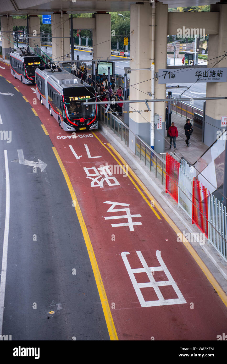 Bus no 71 hi-res stock photography and images - Alamy