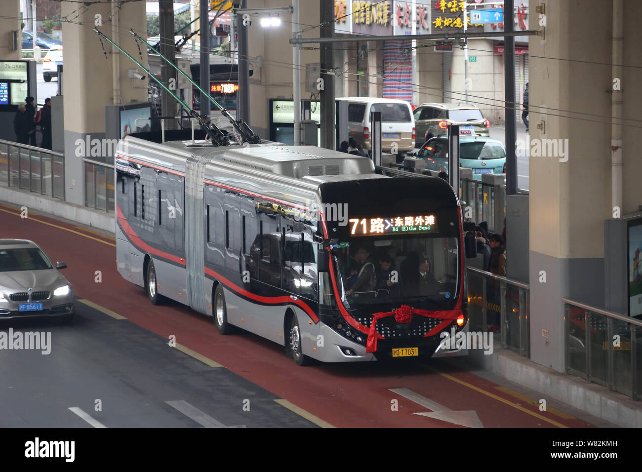The congestion-defying Bus No. 71 travels on the accommodation lane in ...