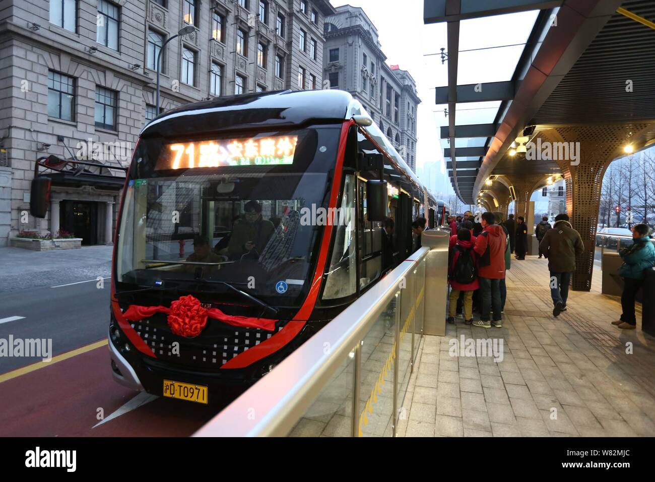 Bus no 71 hi-res stock photography and images - Alamy