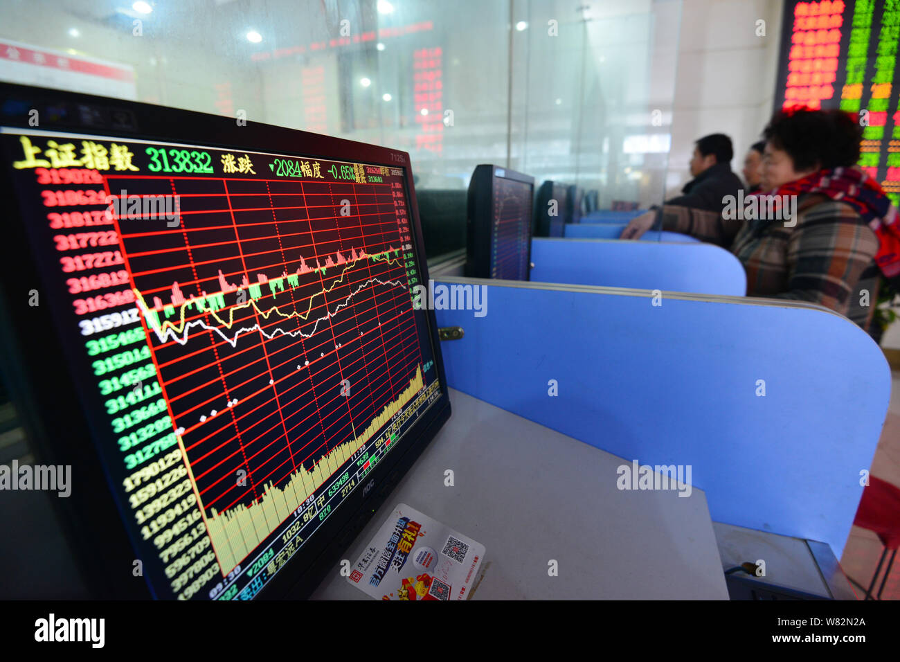 Chinese investors computers hi-res stock photography and images - Alamy