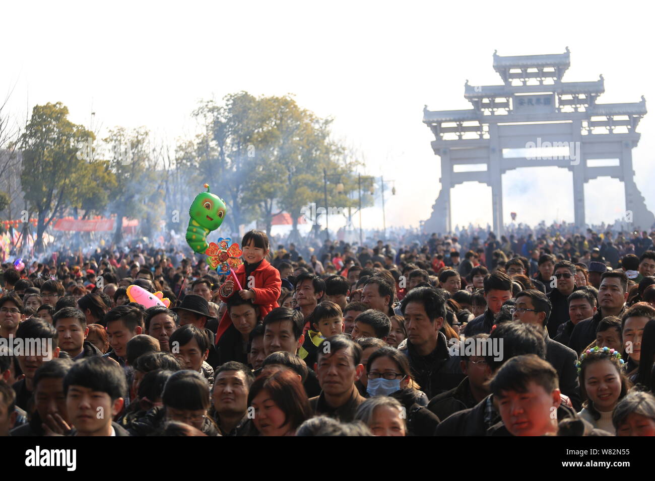 Chinese worshippers crowd the Taiping Bridge to pray for good luck on ...