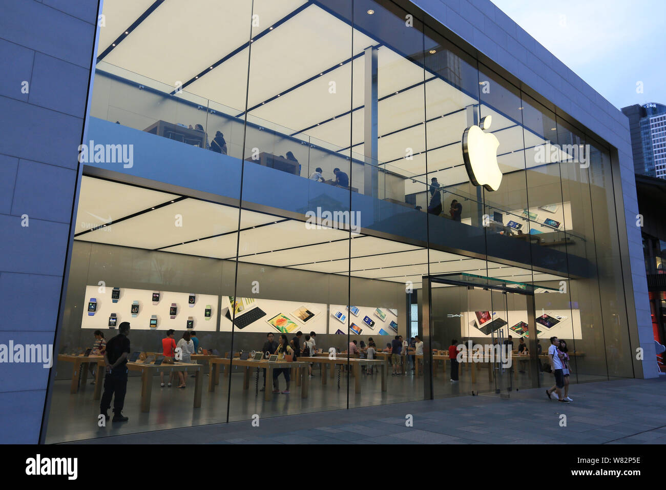 --FILE--View of an Apple Store in Chengdu city, southwest China's ...