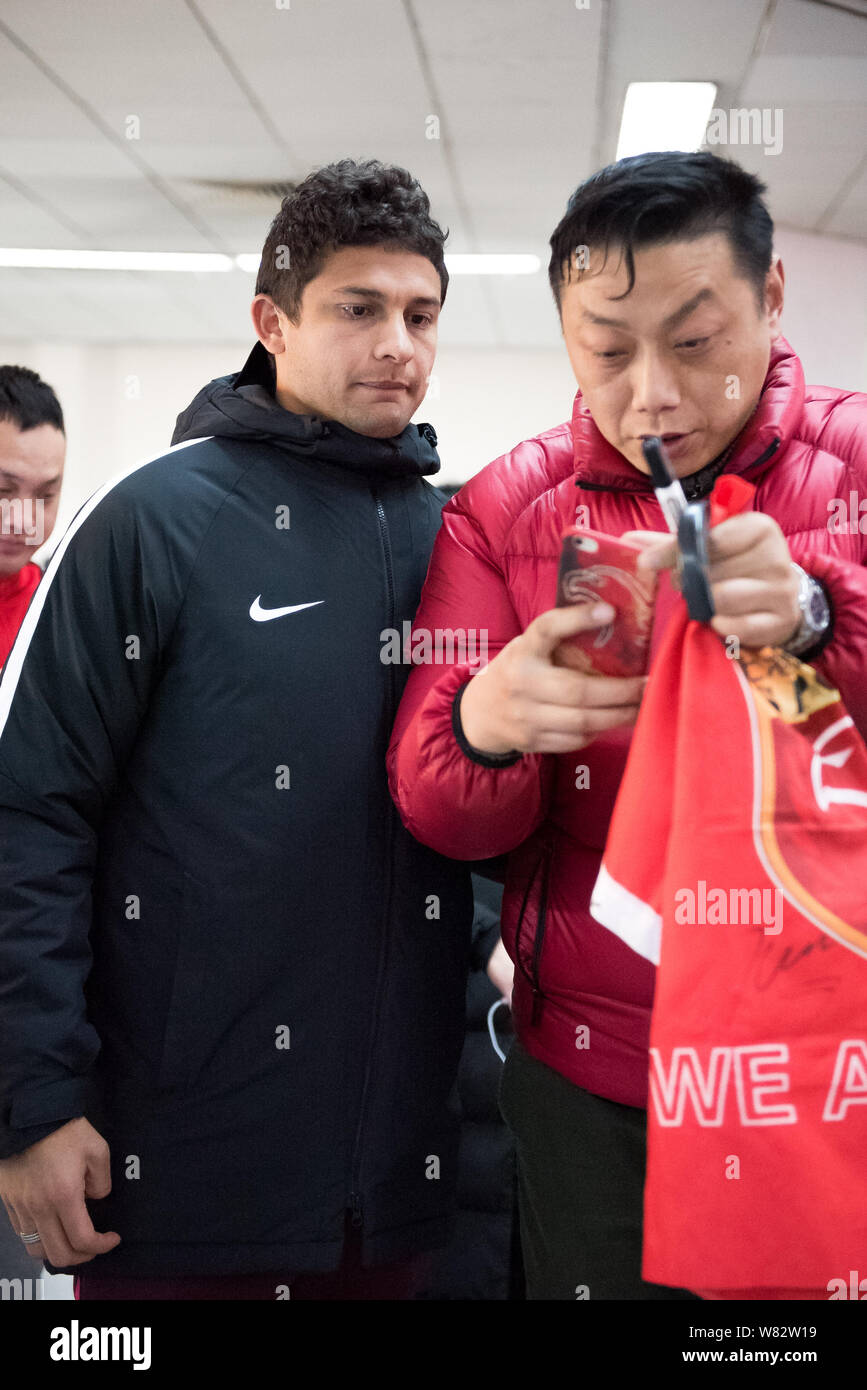 Brazilian football player Elkeson of Shanghai SIPG F.C., right, is ...