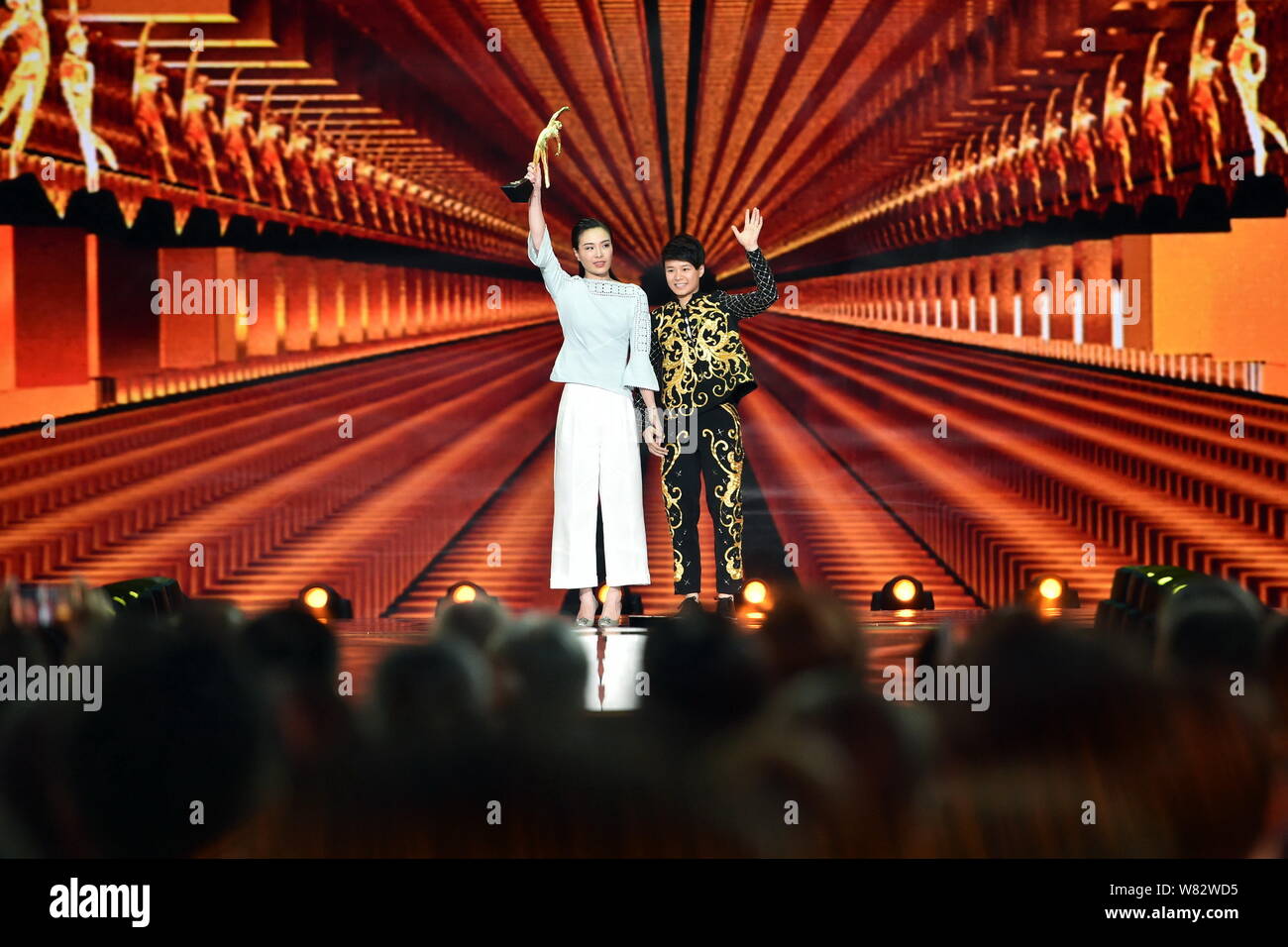 Members of the Chinese national women's volleyball team pose with their ...
