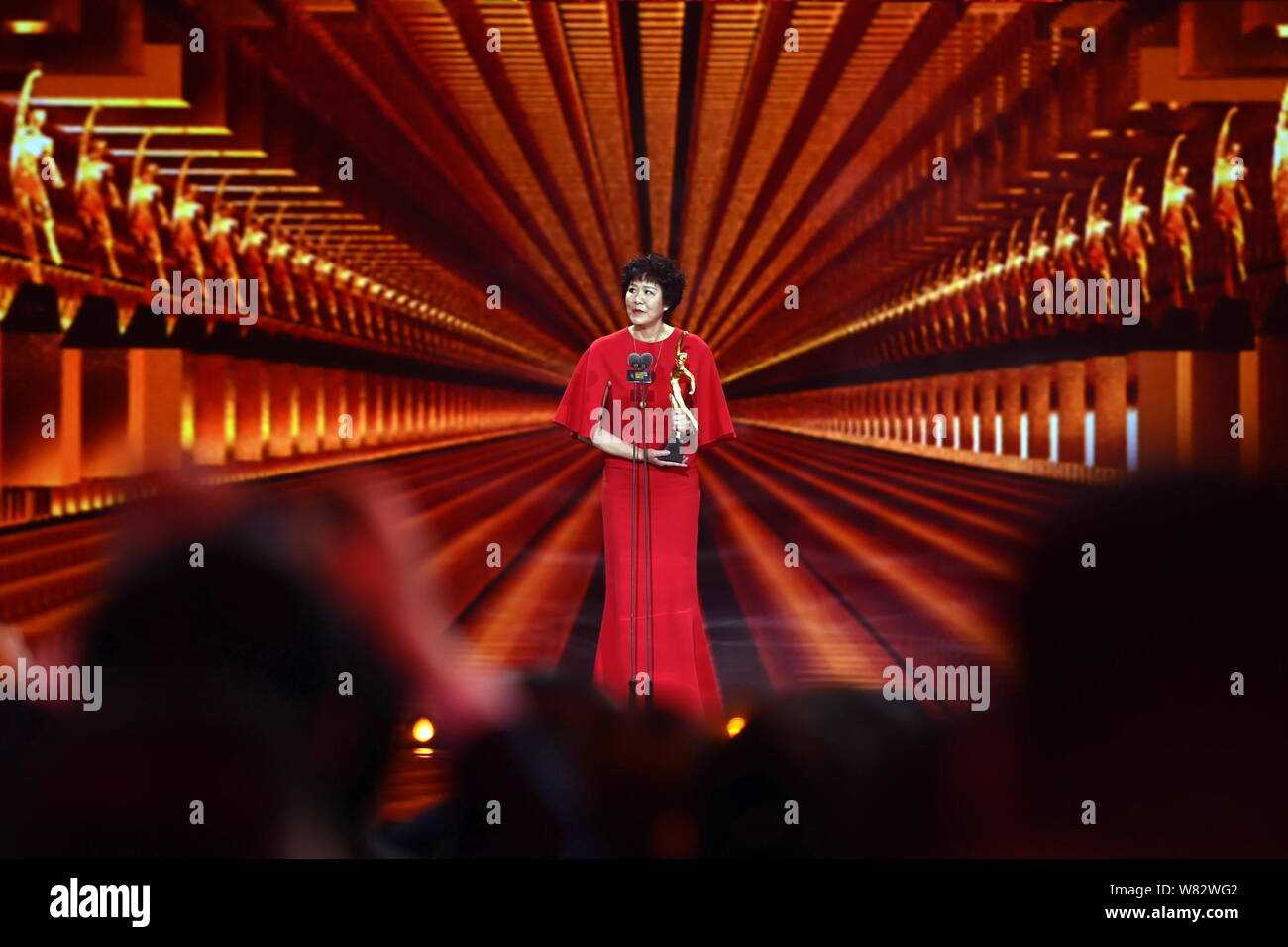 Members of the Chinese national women's volleyball team pose with their ...