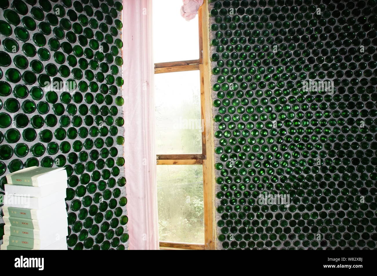 House made of bottles hi-res stock photography and images - Alamy