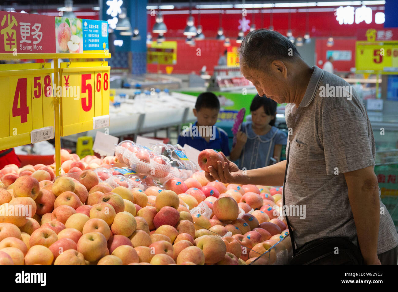 --FILE--Chinese customers shop for apples at a supermarket in Nanjing ...
