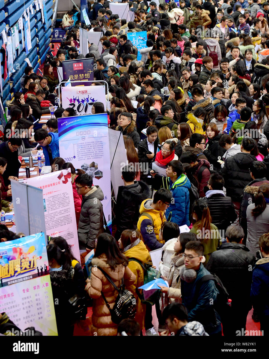 --FILE--Chinese students crowd booths to seek for employments during a ...