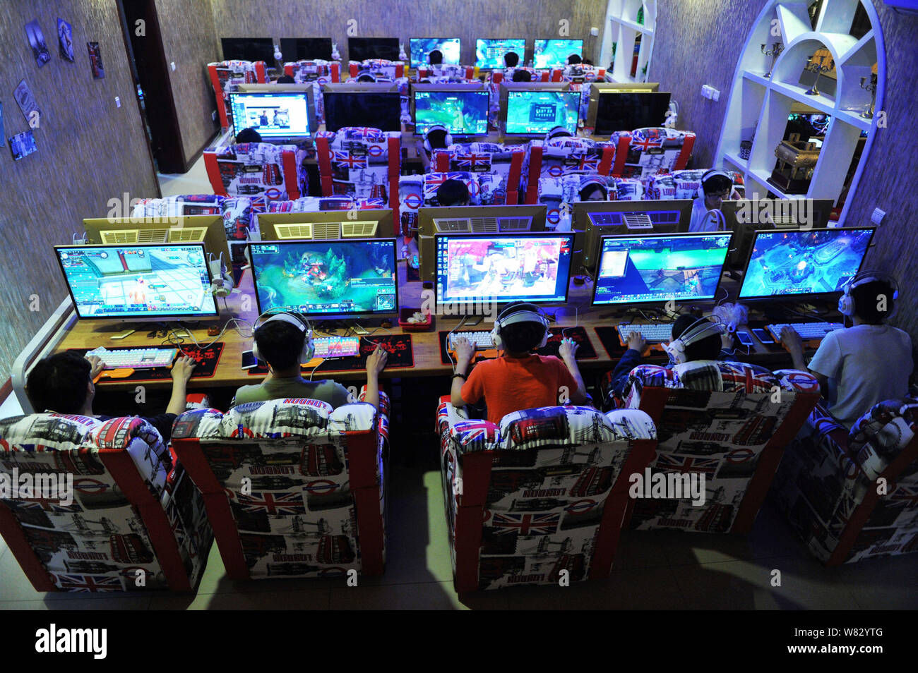 --FILE--Young Chinese netizens play online games at an Internet cafe in ...