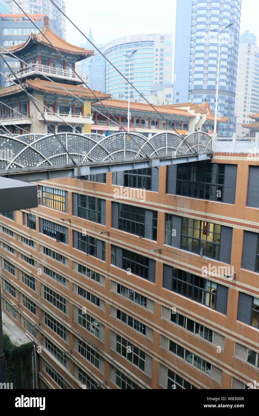 Bridges connecting buildings hi-res stock photography and images - Alamy