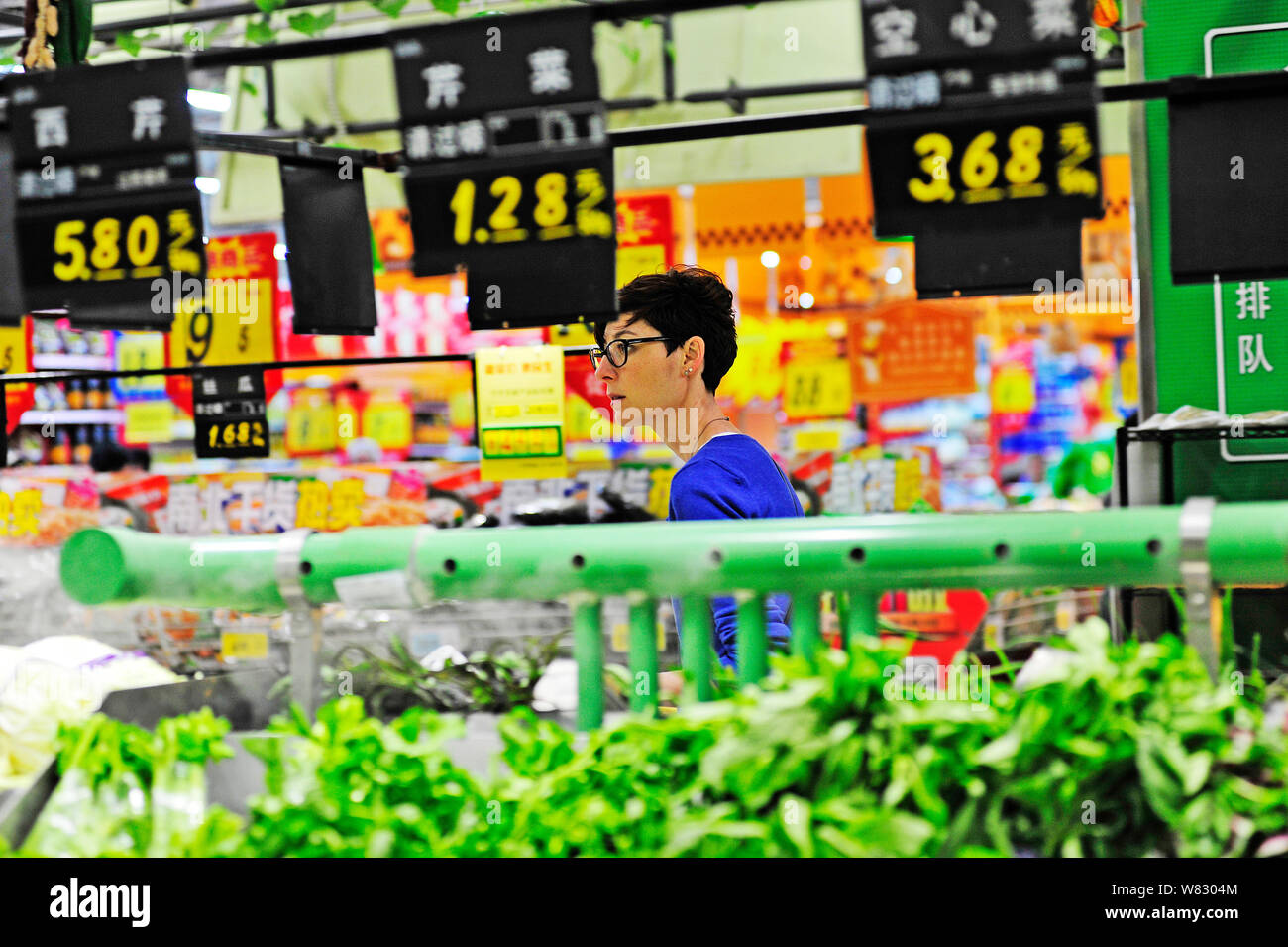 Chinese supermarket price hi-res stock photography and images - Alamy