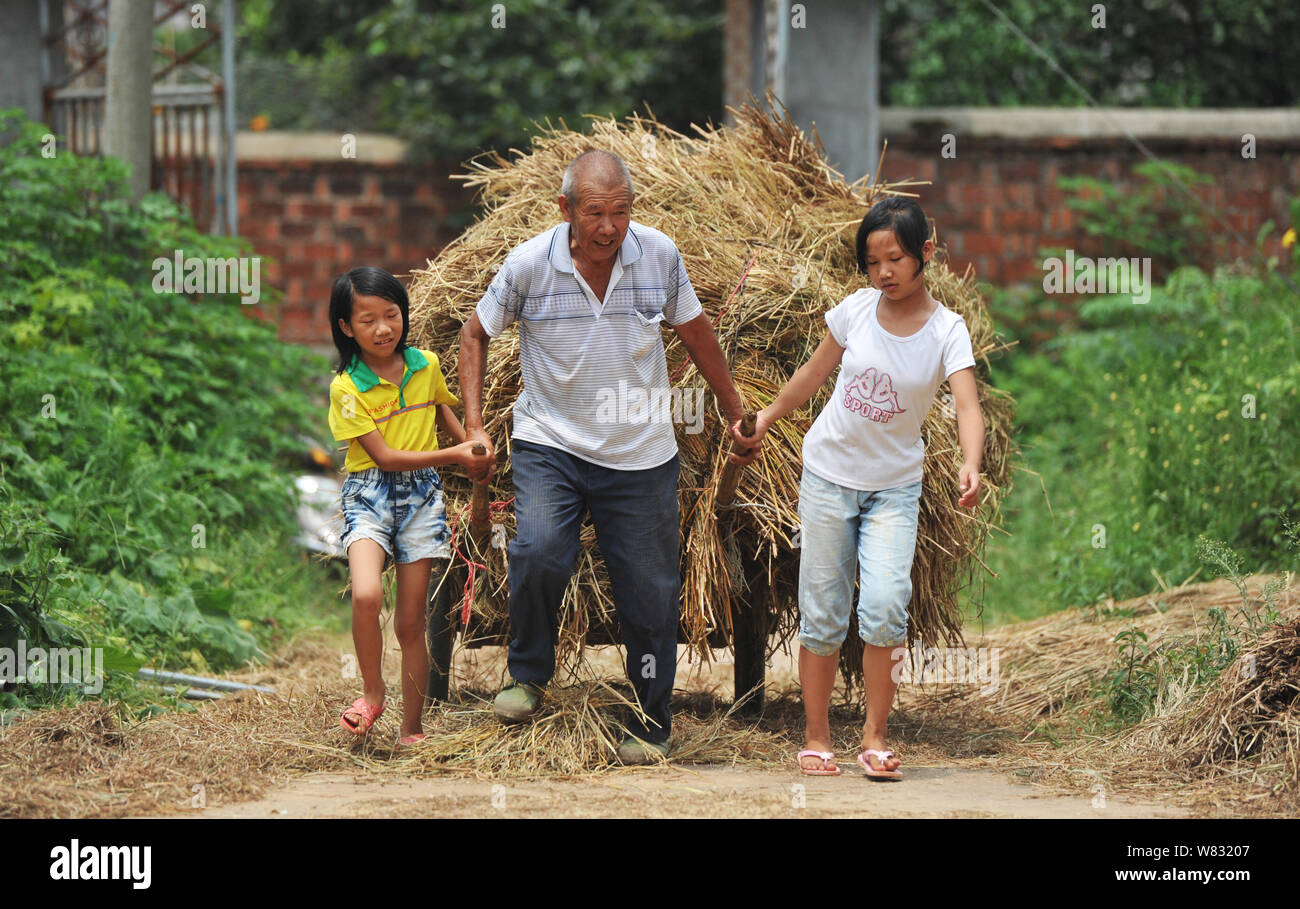 China left behind children hi-res stock photography and images - Alamy