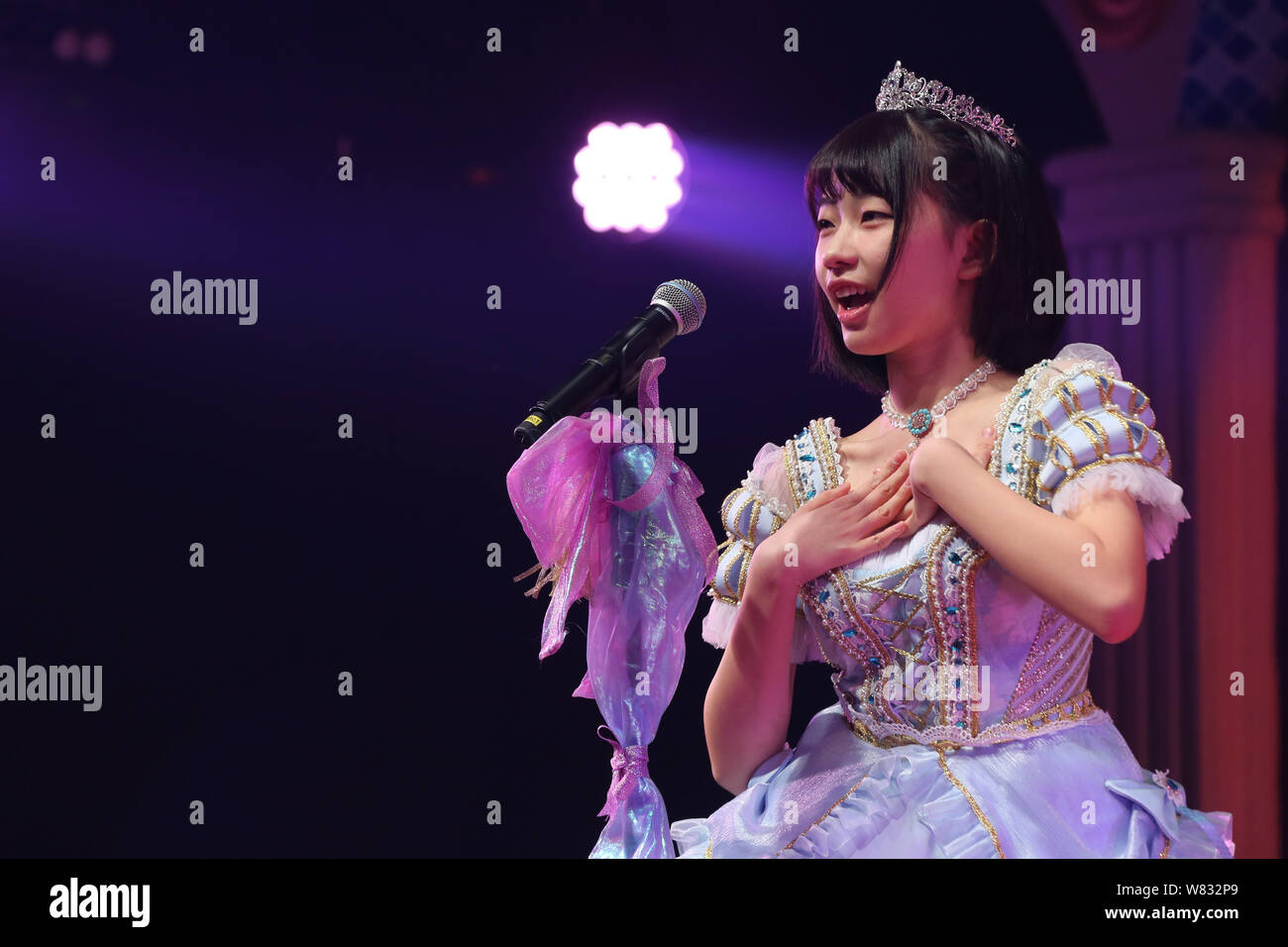 Debut l hi-res stock photography and images - Alamy