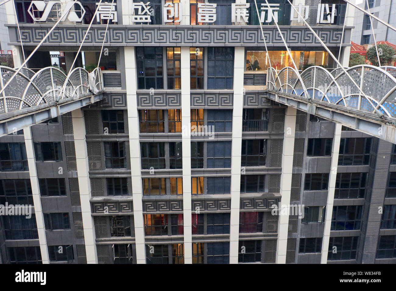 Bridge connecting two buildings hi-res stock photography and images - Alamy