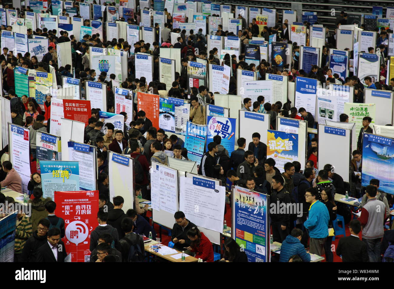 --FILE--Chinese graduates crowd booths to seek for employments during a ...