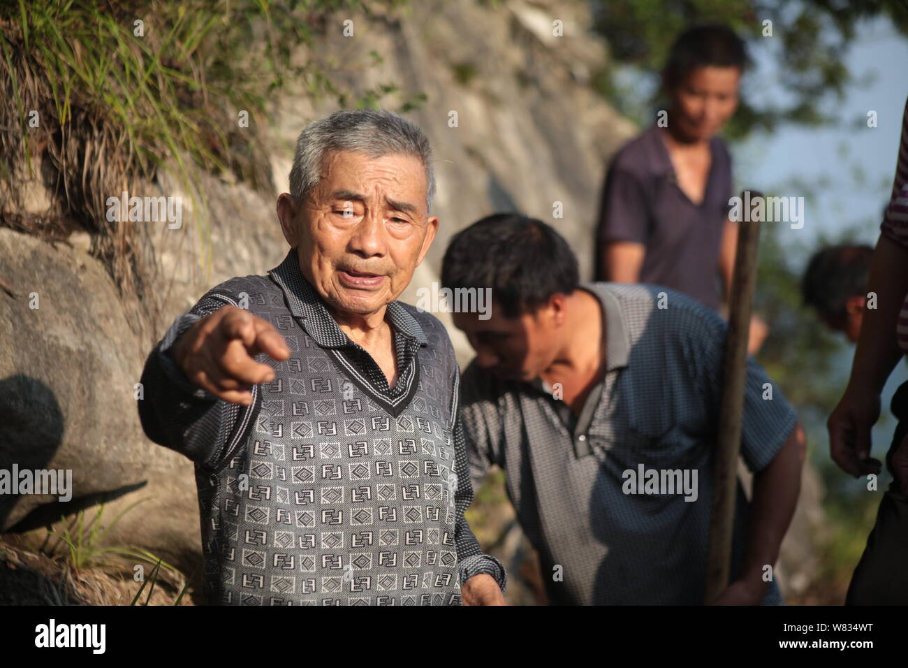 82-year-old Chinese man Huang Dafa leads local villagers to build a ...