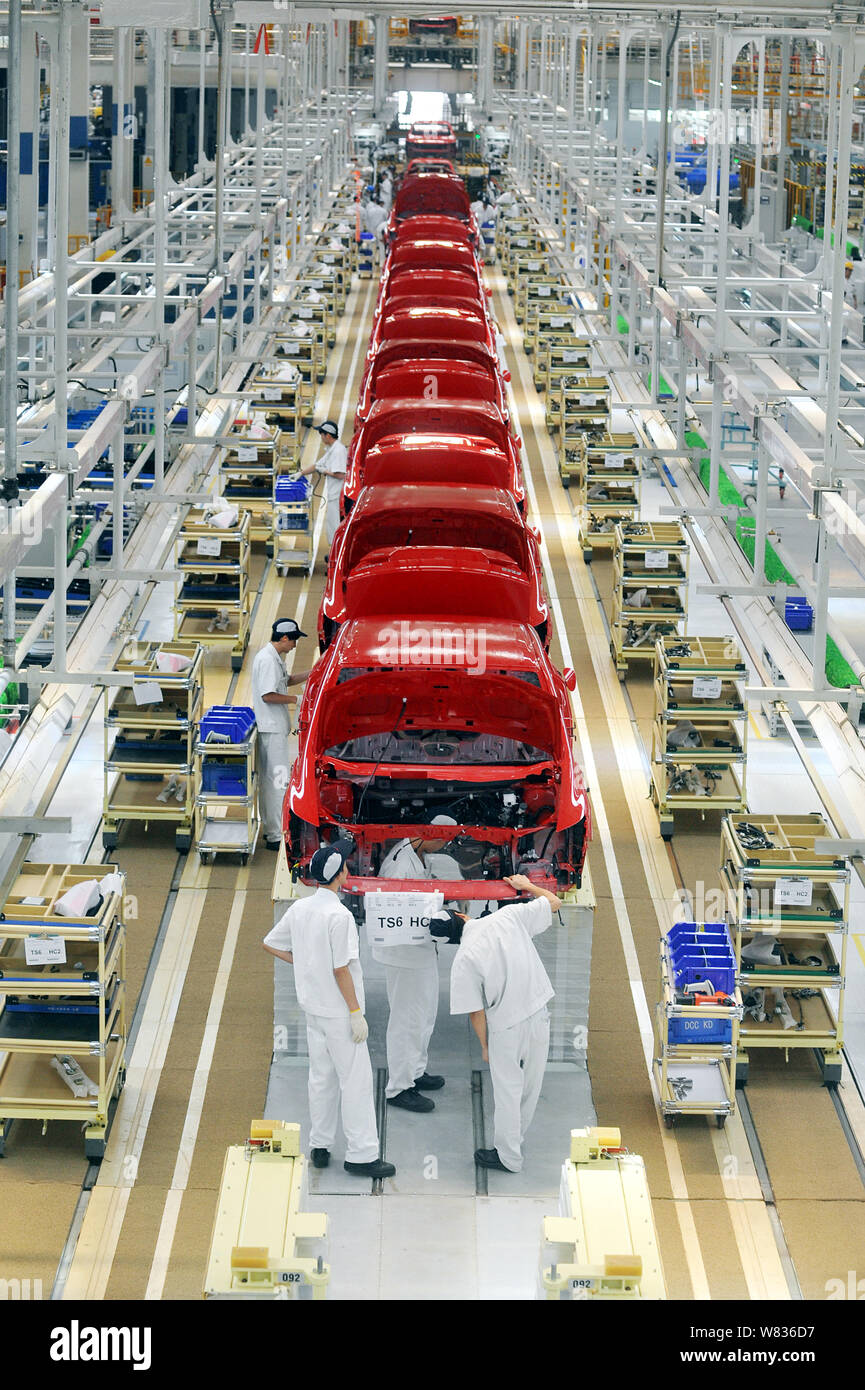Assembly line workers manufacturing hi-res stock photography and images ...