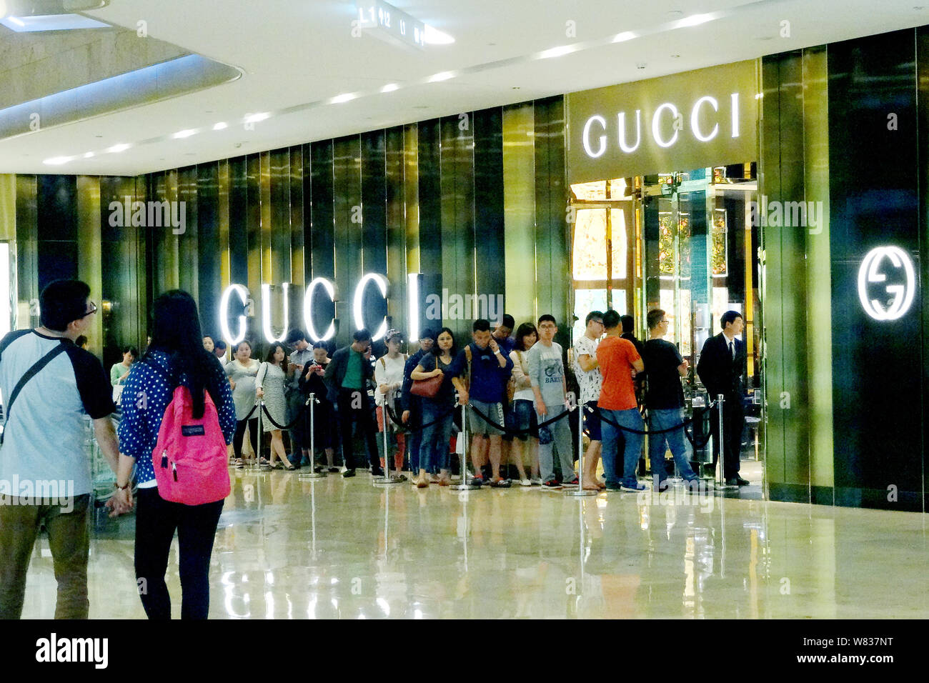 Queue gucci hi-res stock photography and images - Alamy