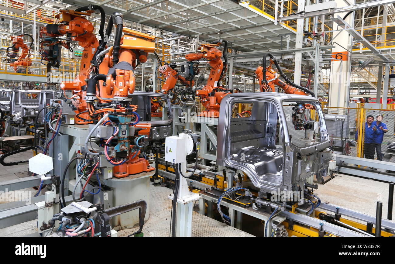 Auto plant robot hi-res stock photography and images - Alamy