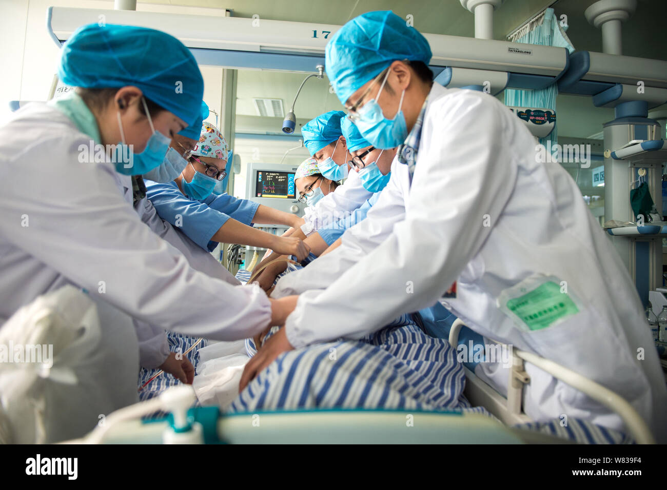 Chinese medical workers turn over a 140kg woman before she gave birth ...