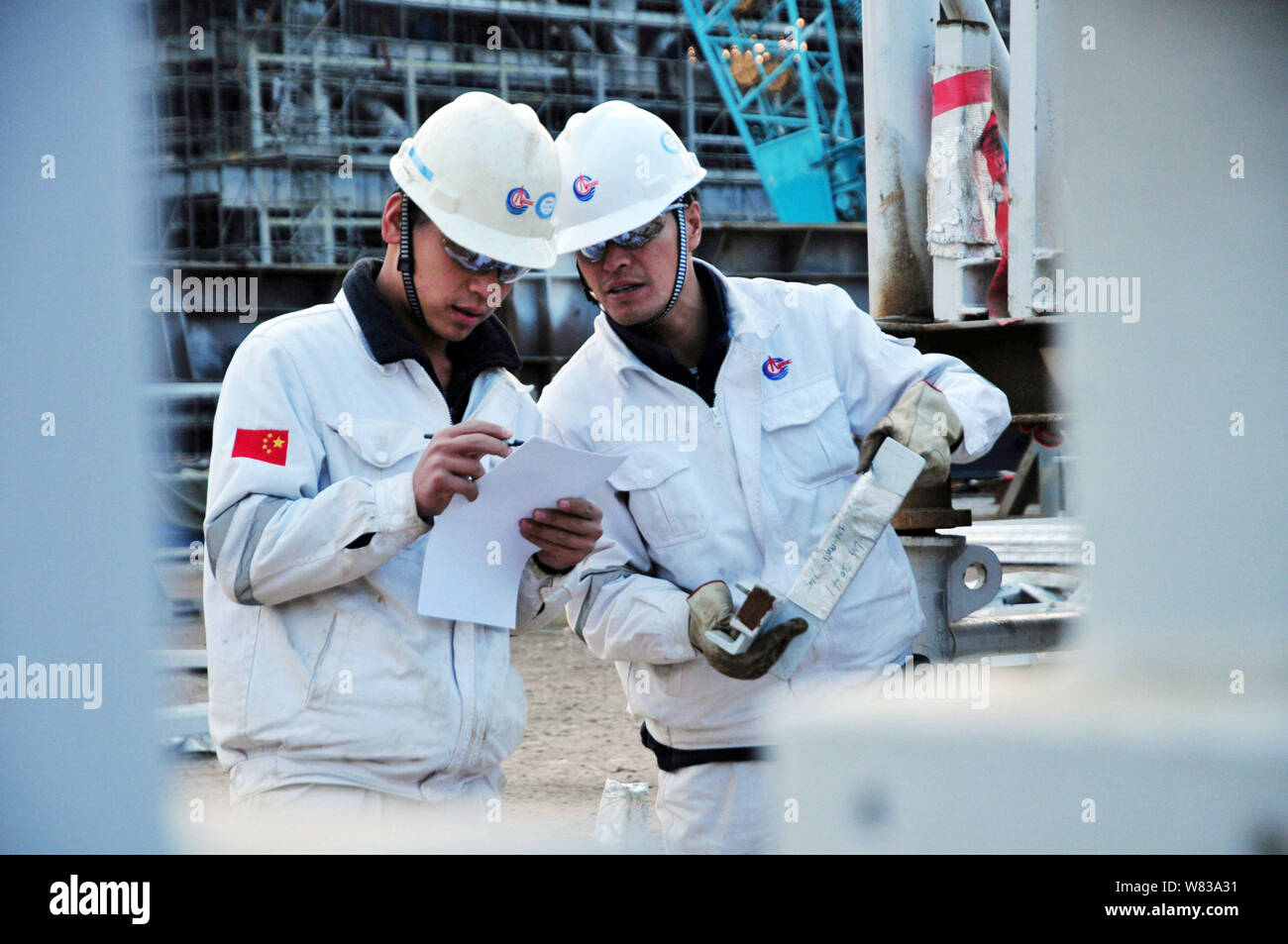 --FILE--Chinese employees of CNOOC (China National Offshore Oil ...