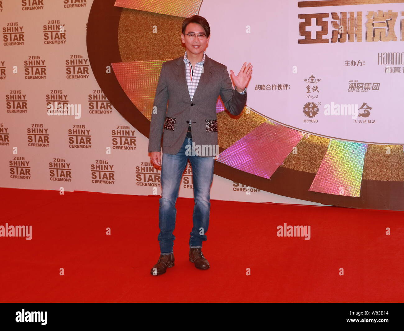 Taiwanese singer David Tao arrives on the red carpet for the 2016 Shiny ...