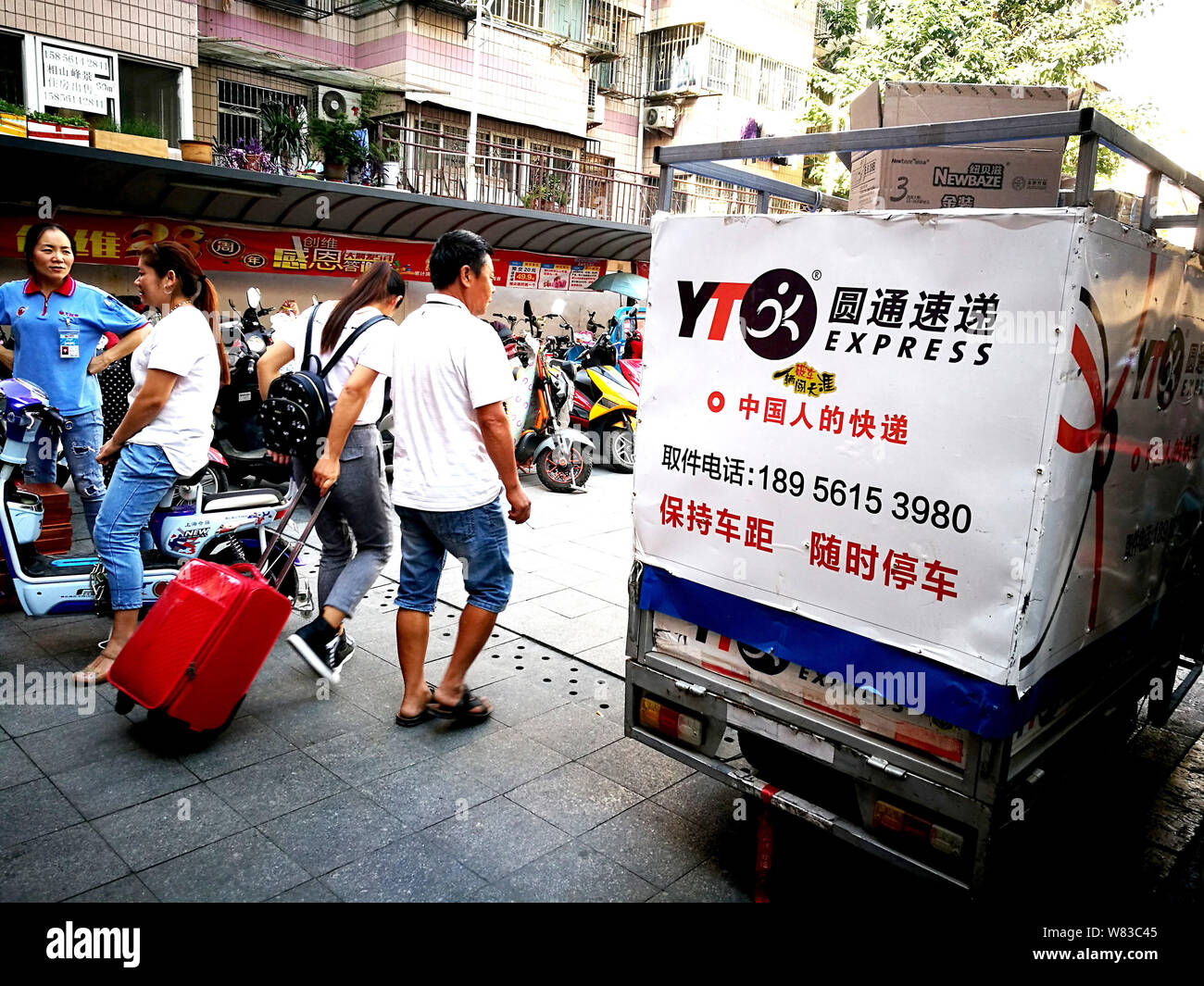 Yto express hi-res stock photography and images - Alamy