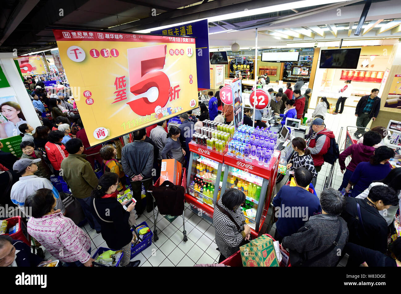 --FILE--Crowds of customers are shopping at a supermarket in Hangzhou ...