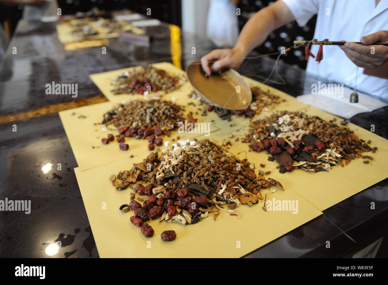 --FILE--A Chinese pharmaceutist dispenses traditional Chinese medicine ...