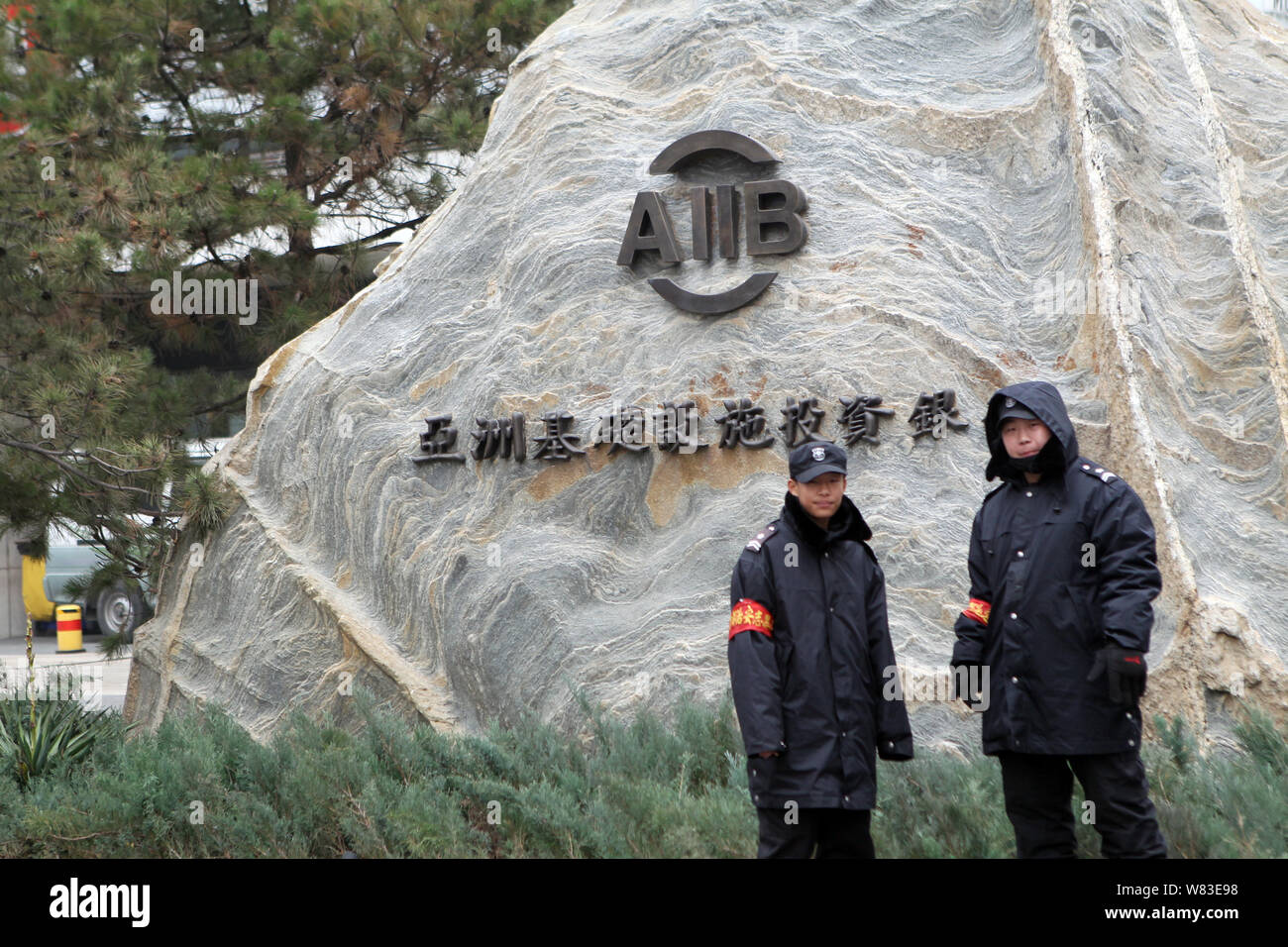 --FILE--Chinese security guards stand in front of the headquarters of ...