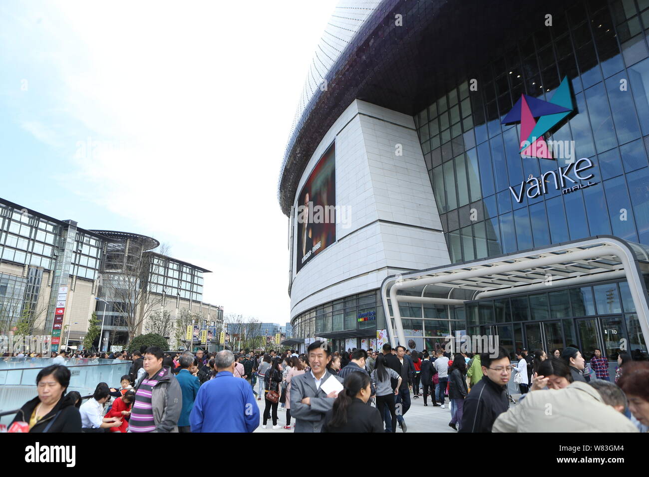 --FILE--Customers crowd in front of the Vanke Mall in Qibao town ...