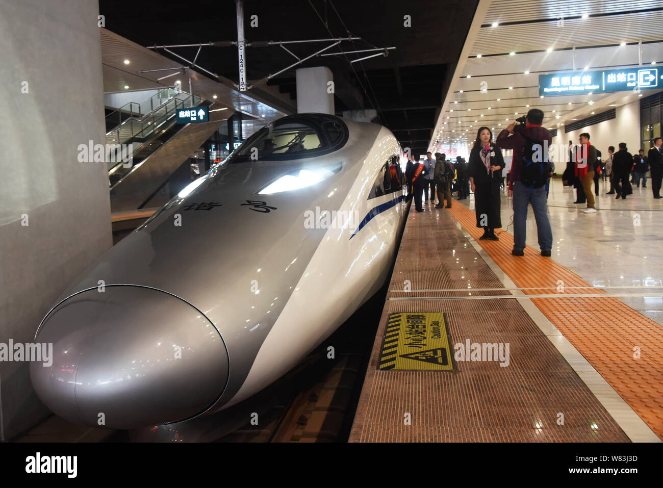 Shanghai to kunming train hi-res stock photography and images - Alamy