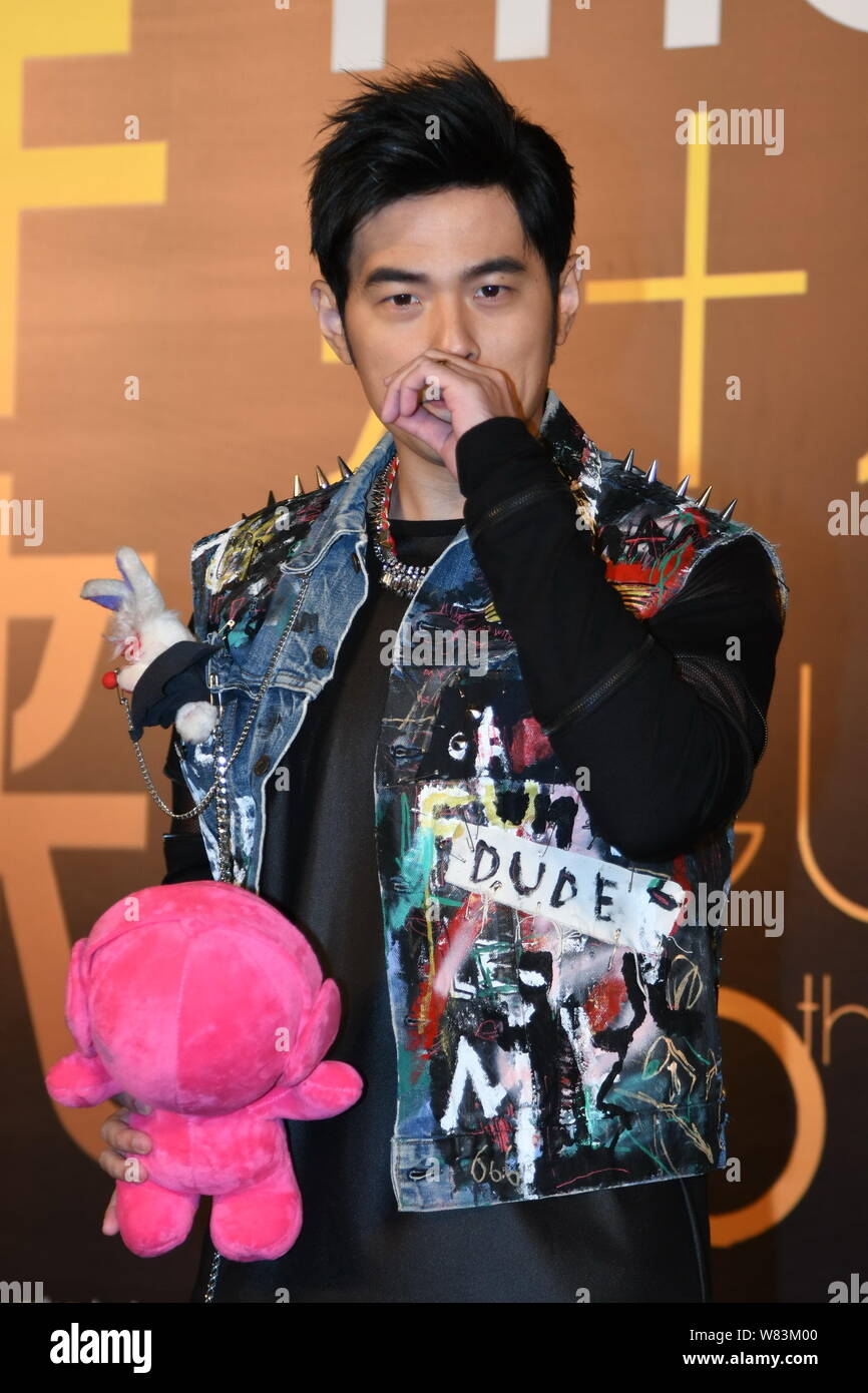 Taiwanese singer Jay Chou arrives on the red carpet for the 10th Migu ...