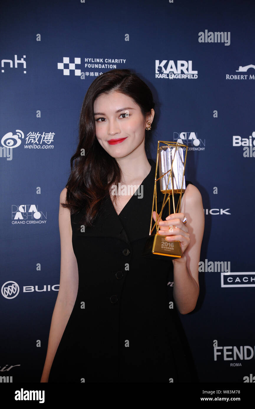 Chinese model He Sui poses with her trophy at the 2016 Digital Fashion ...