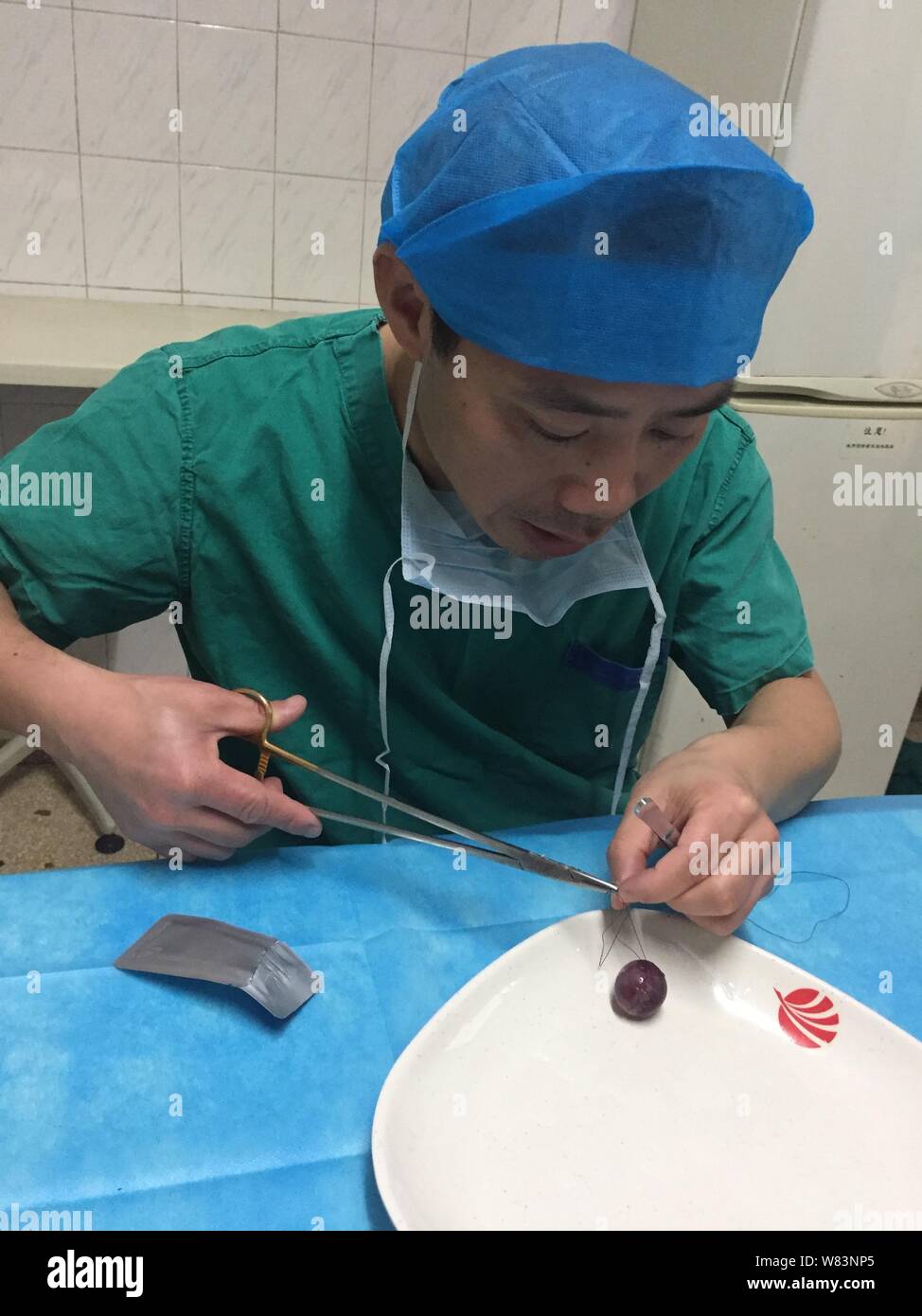 Chinese surgeon operating hi-res stock photography and images - Alamy