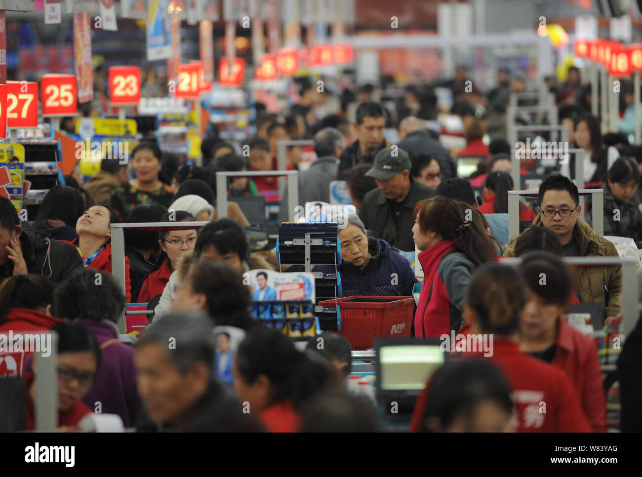 China supermarket checkout hi-res stock photography and images - Alamy