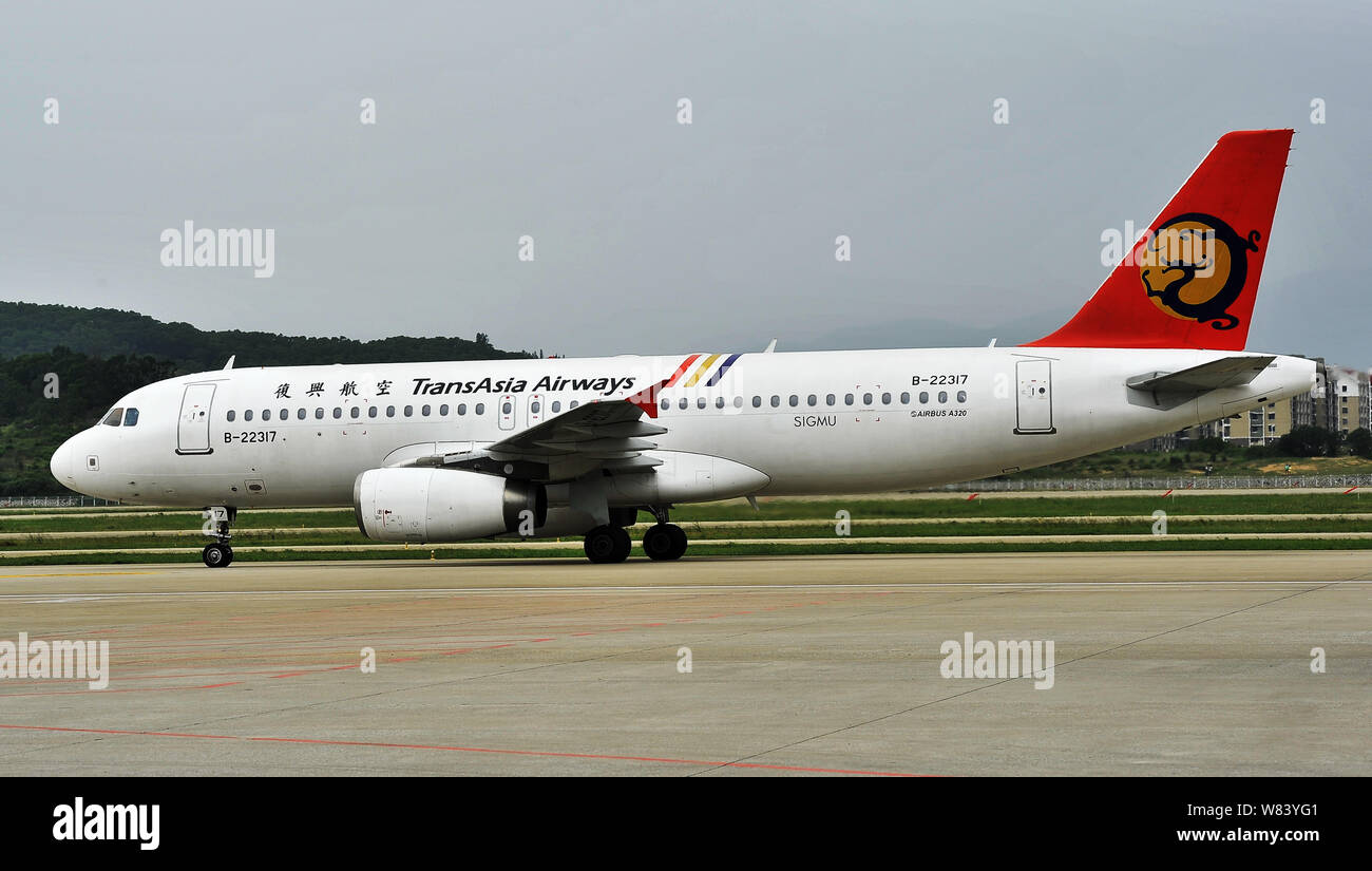 --FILE--A passenger jet of TransAsia Airways taxis at the Fuzhou ...