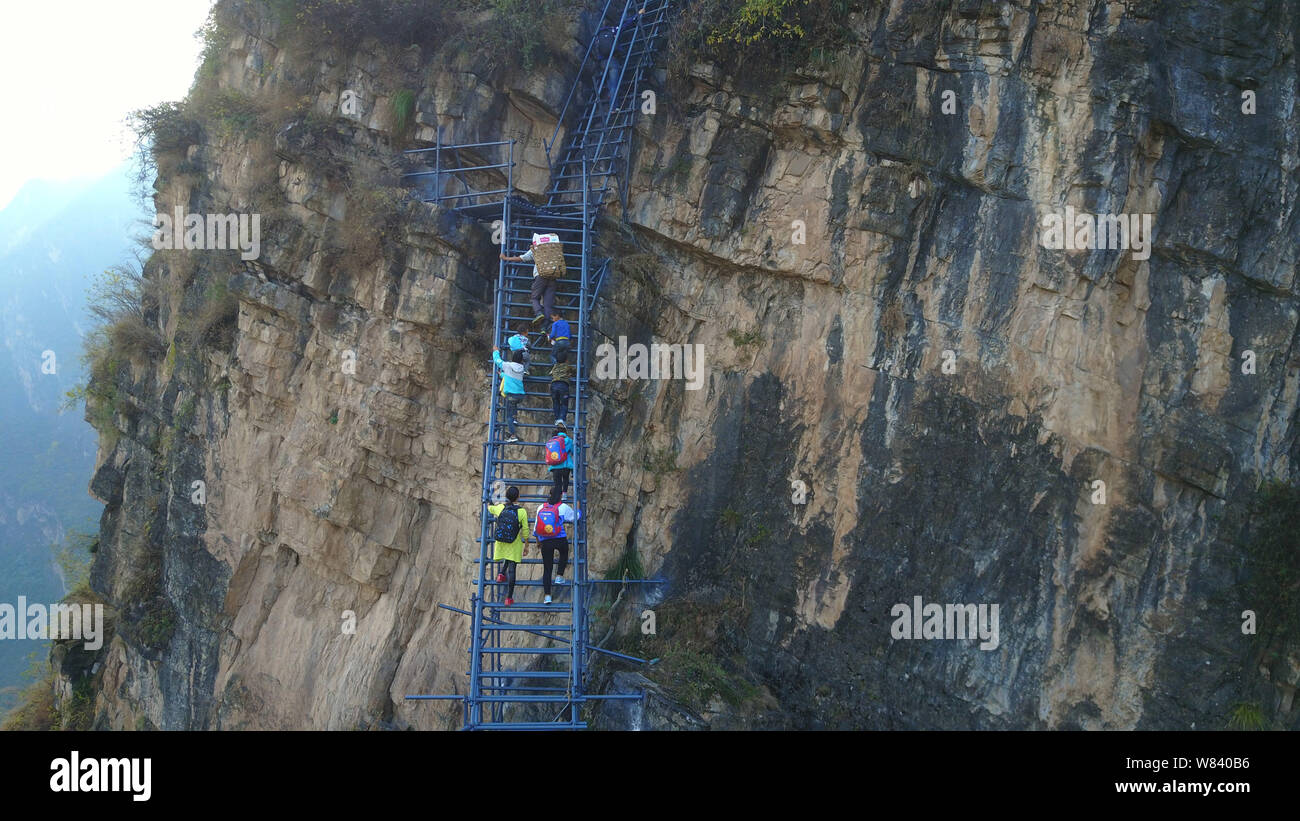 Mountainous chinese village hi-res stock photography and images - Alamy