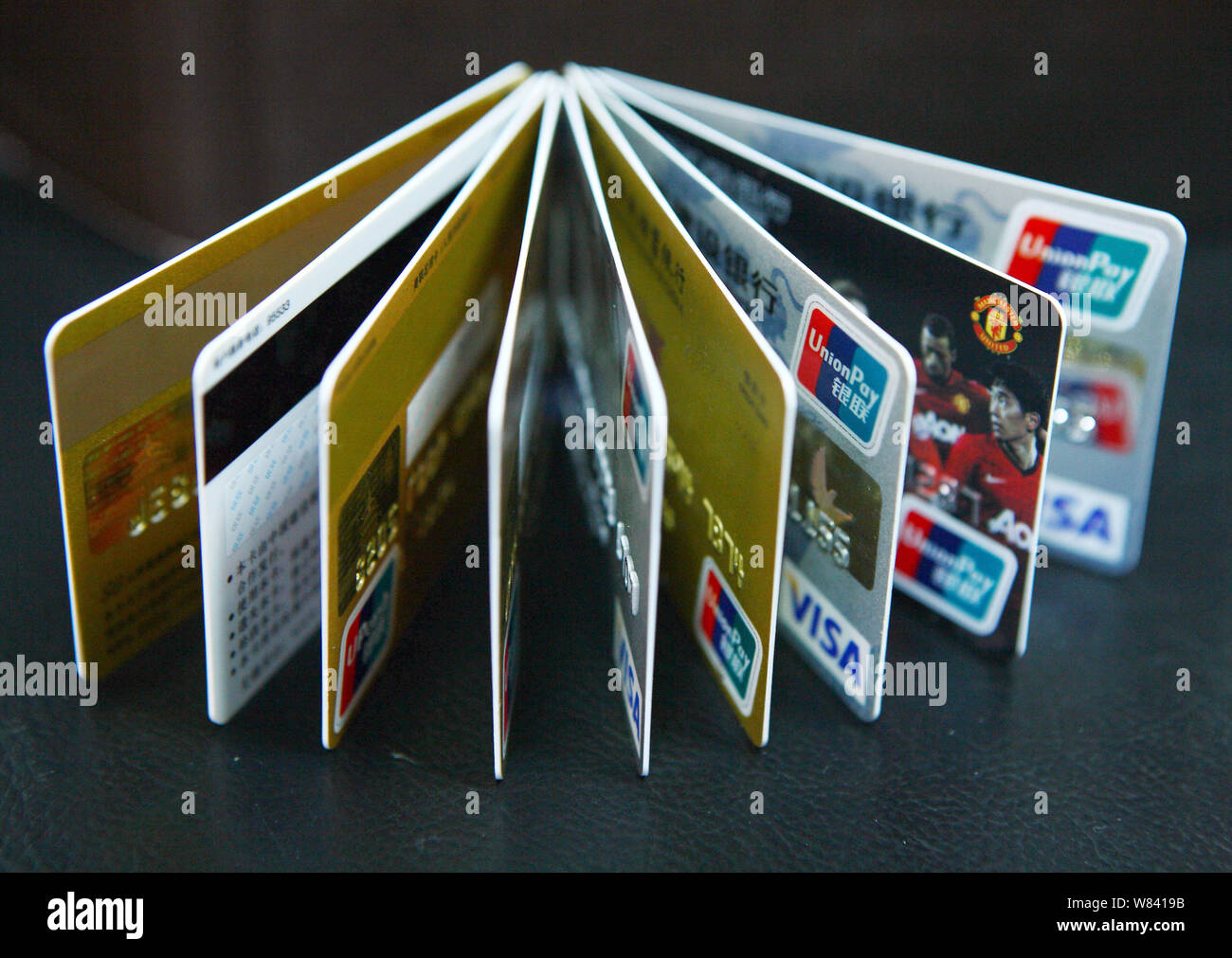 --FILE--Debit and credit cards issued by Chinese banks supported by ...