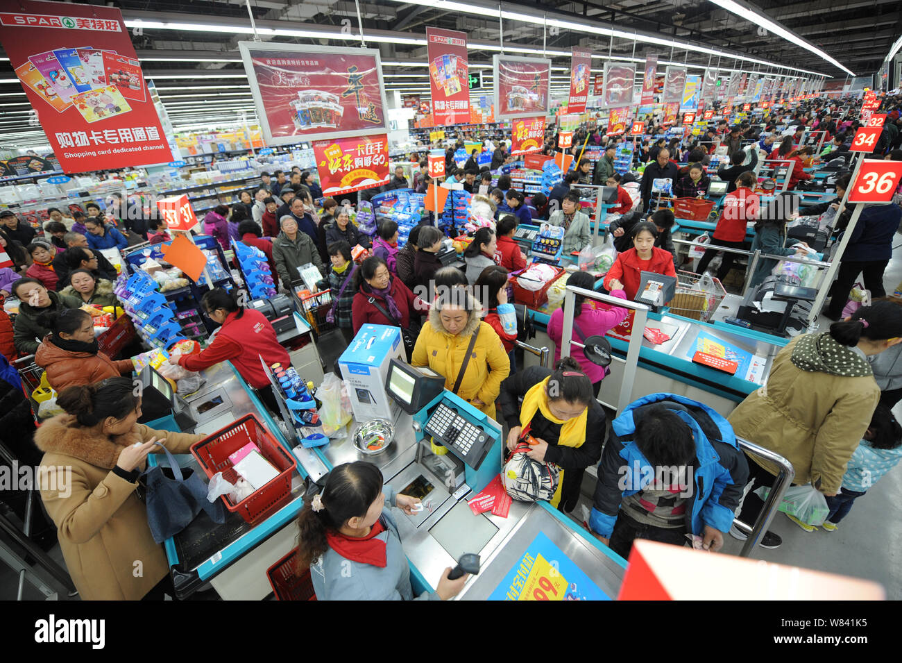 Chinese customers queue up for checkout at a supermarket in Taiyuan ...
