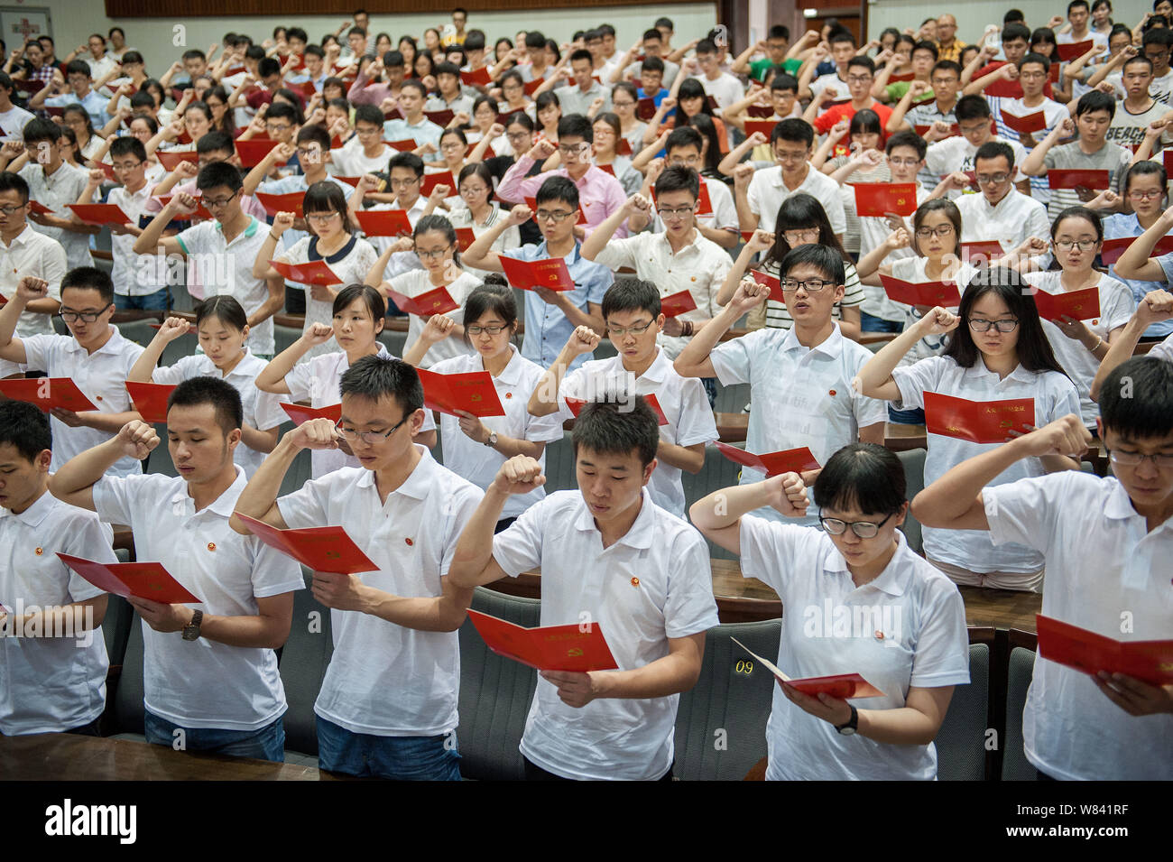 --FILE--Young Chinese students who are new members of the Communist ...
