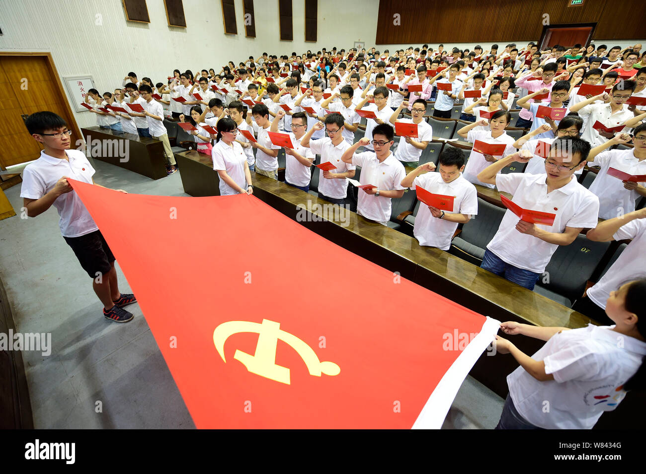 --FILE--Young Chinese students who are new members of the Communist ...