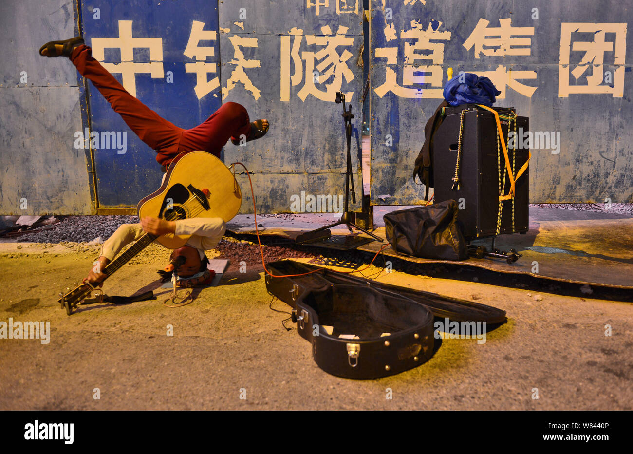 Chinese singer Yu Heqing headstands and performs in front of the gate ...