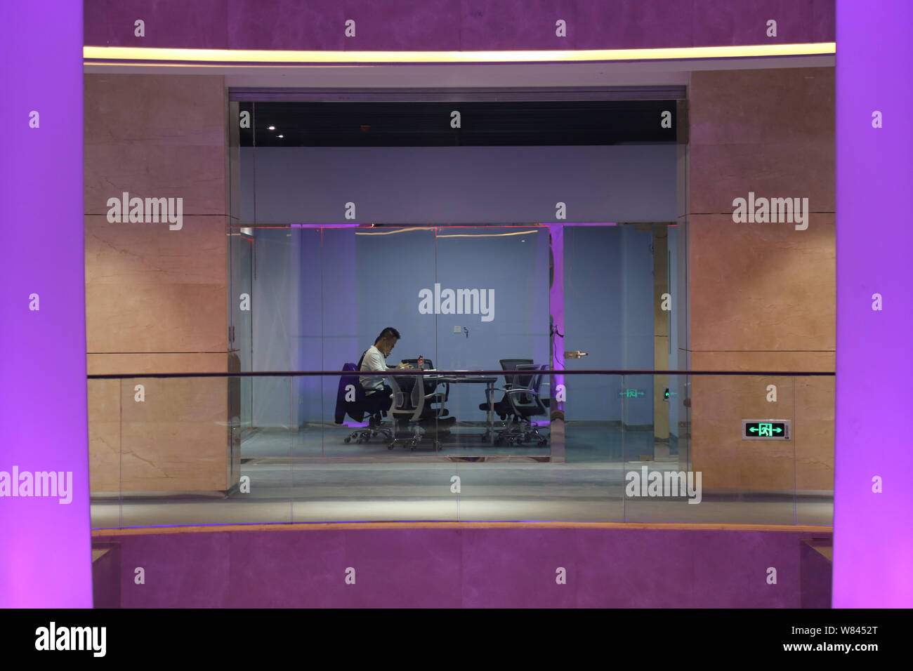 Chinese students read books in the new library at Sias International ...